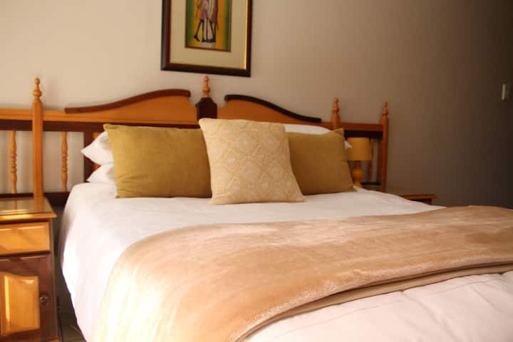 Jakkalsdraai Guesthouse - Yellow Room - Potchefstroom