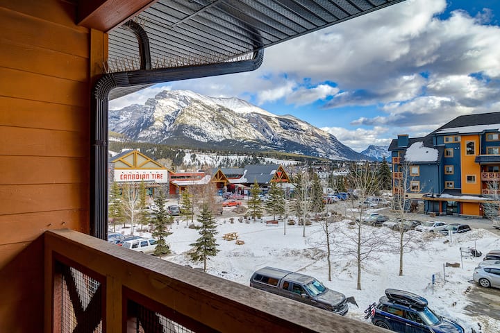 Spacious 3 Br Condo + Gym & Hot Tub - Canada