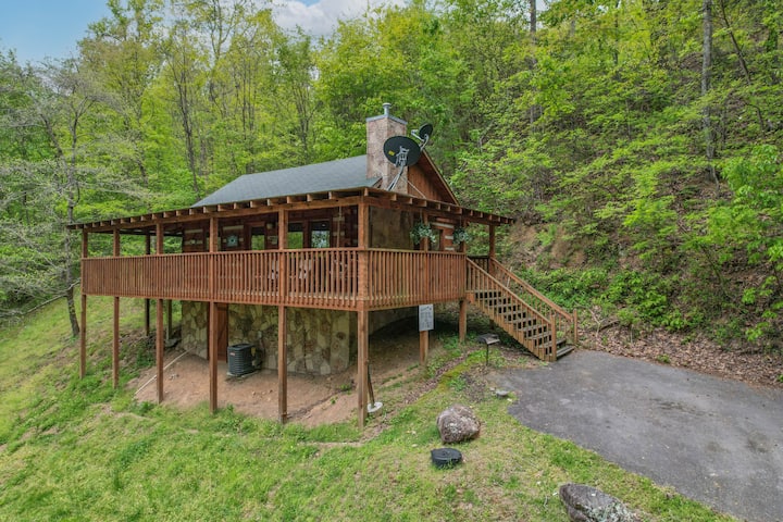 - Over The Hills & Far Away – Smoky Mtn Cabin - Tennessee