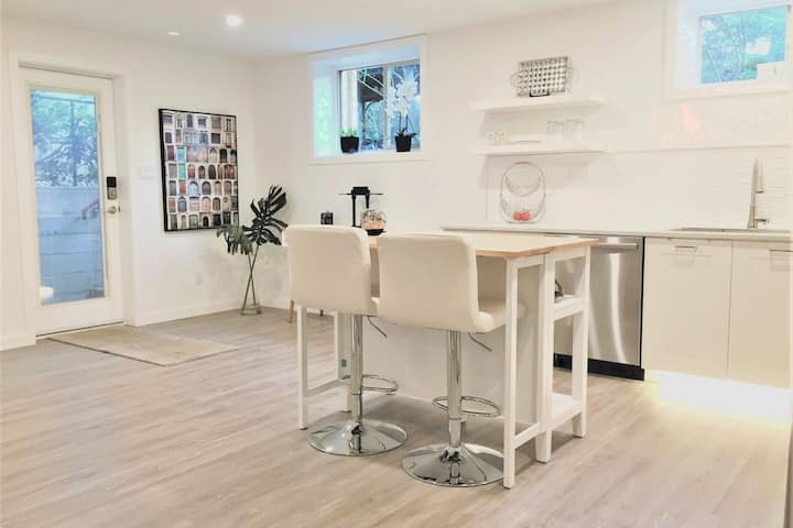 Uvic Bright Spacious Furnished Dog-friendly Suite! - Vancouver Island