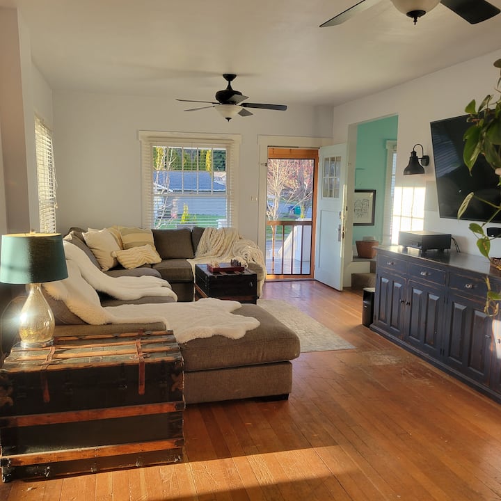 Historic Farmhouse Near Lake - Lake Stevens, WA