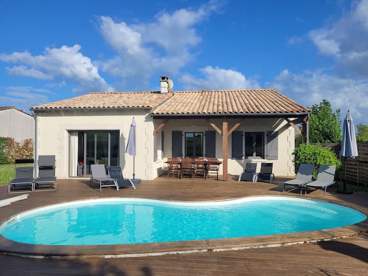 Private Villa, Heated Pool, A/c, Wifi, Sleeps 8 - Charente