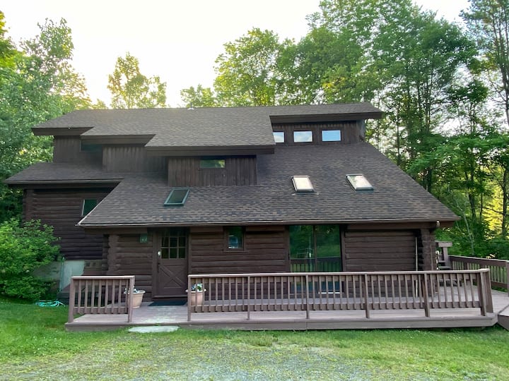 Log Home Retreat On 40 Acres - Quechee, VT
