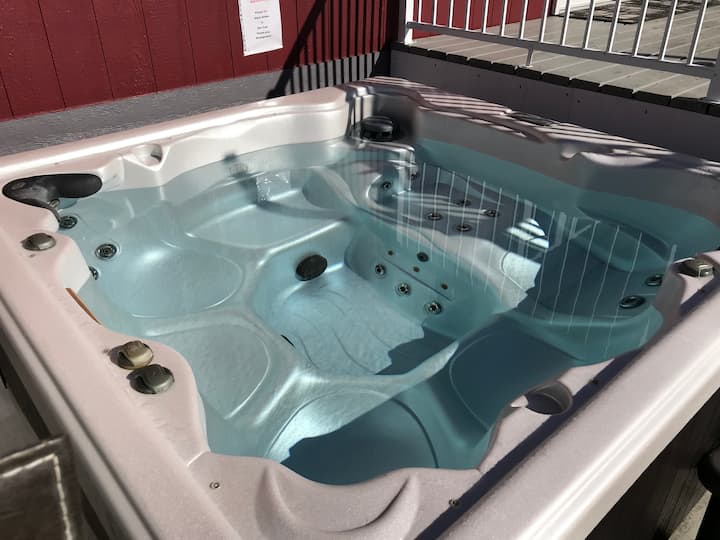 Super Clean Home With Outstanding Hot Tub & Deck - Sundre