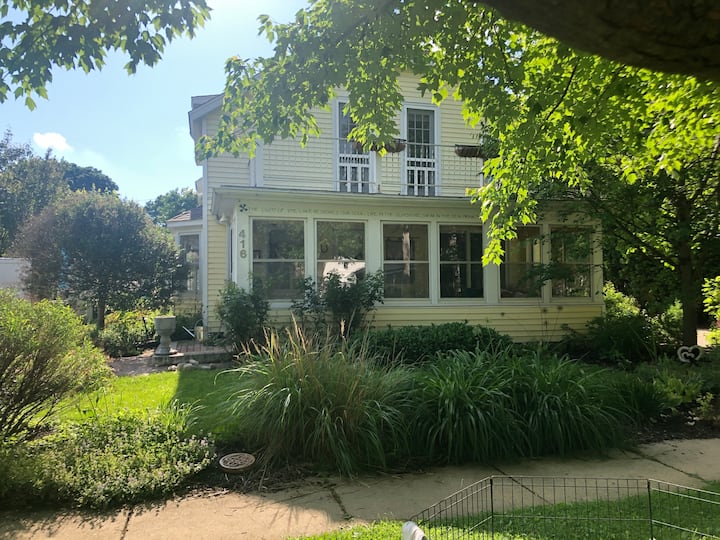 Quaint Lake Home 2 Blocks From Lake Geneva - Lake Geneva, WI