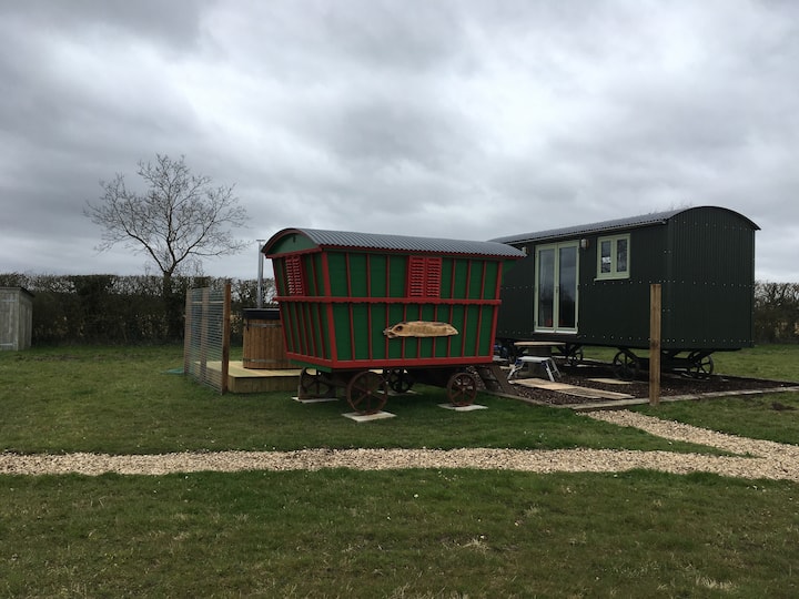Luxury Shepherd's Hut And Gypsy Wagon - Norwich