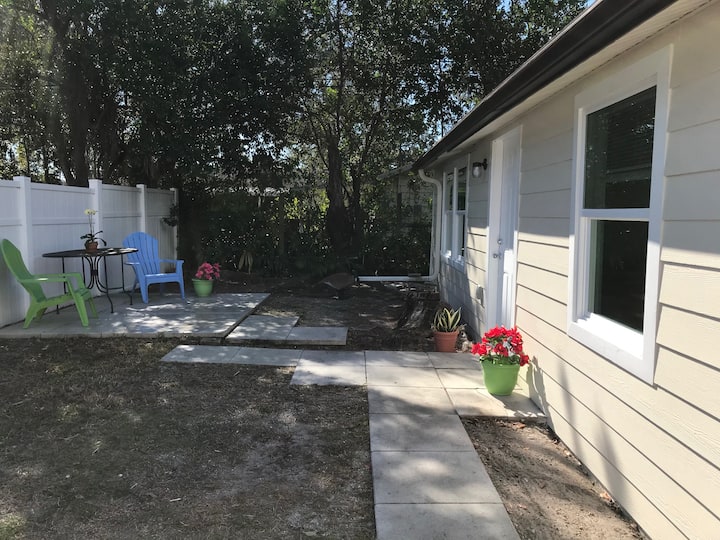 The Potter's Cottage-only 3 Miles To The Beach! - Clearwater, FL