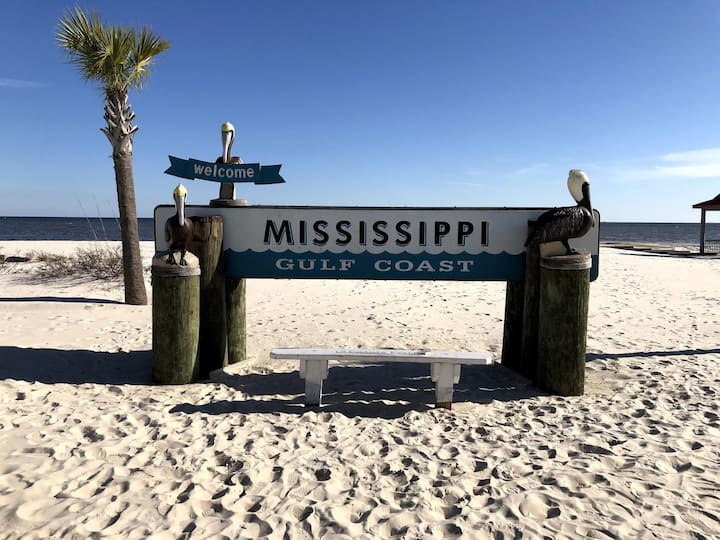 Charming Coastal Cottage Near Beach Sleeps 8 - ガルフポート, MS