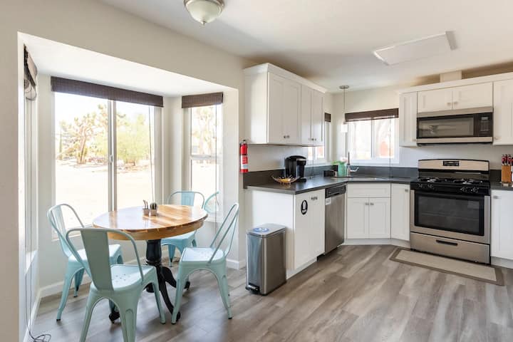 Valley Vista Farmhouse W/ Hi Speed Wifi! - Yucca Valley, CA