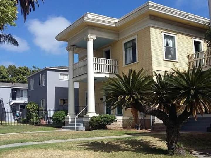 White Column Manor In Golden Hill - Coronado Island