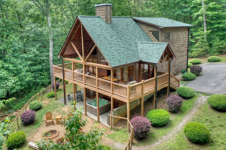 Rooster Ridge | Hot Tub~king Beds~bunks~pool Table - Blue Ridge, GA
