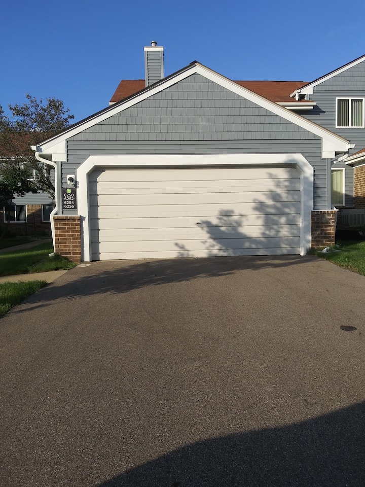 Lakeside Luxury**** Entire Townhome 3 Br/2.5 Bthrm - Novi, MI