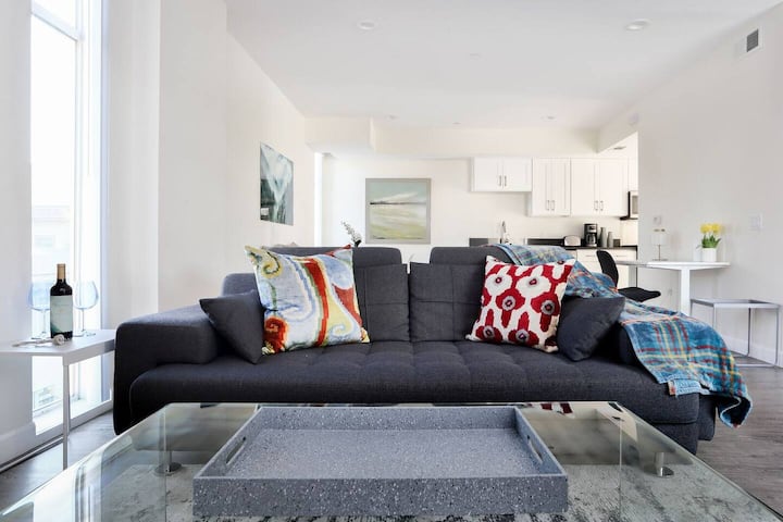 Central Pasadena Studio With Bright Modern Design - Pasadena, CA