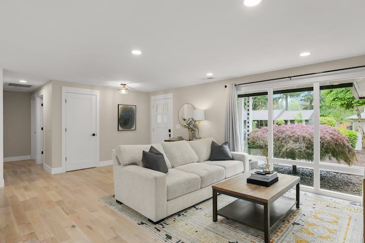 Completely Updated Home In Lake Oswego! - Lake Oswego, OR