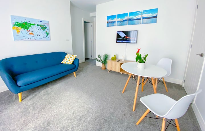 Modern & Private With Fast Fibre Internet - Auckland