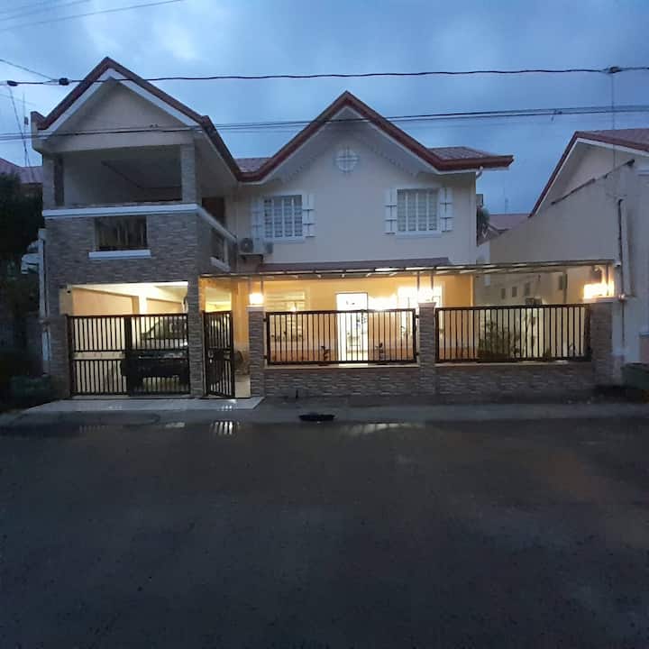 Luxury & Comfort - 2storey 4br, 2bath Ac Wi-fi - Cavite