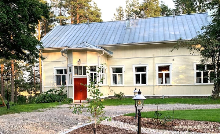 Kauniisti Remontoitu Yli 100-vuotias Vanha Pappila - Kinnula