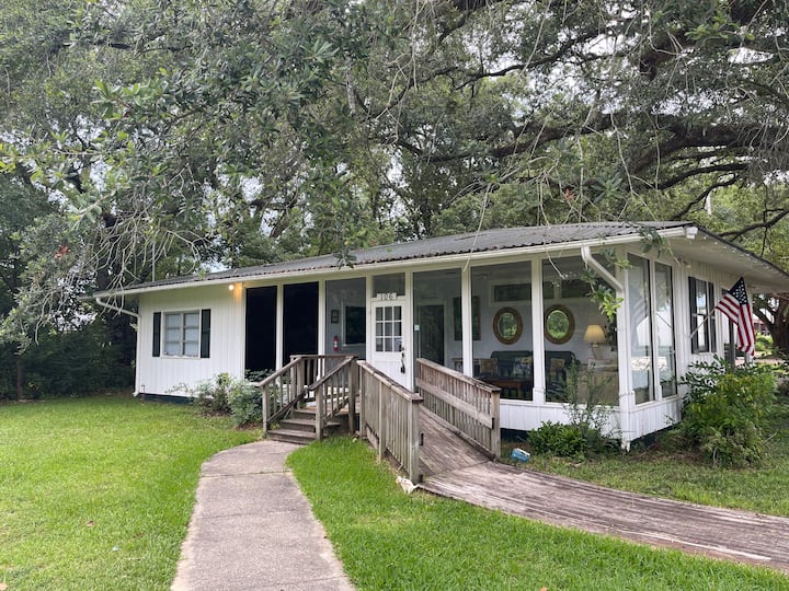 Foley Cottage Airbnb - Foley, AL