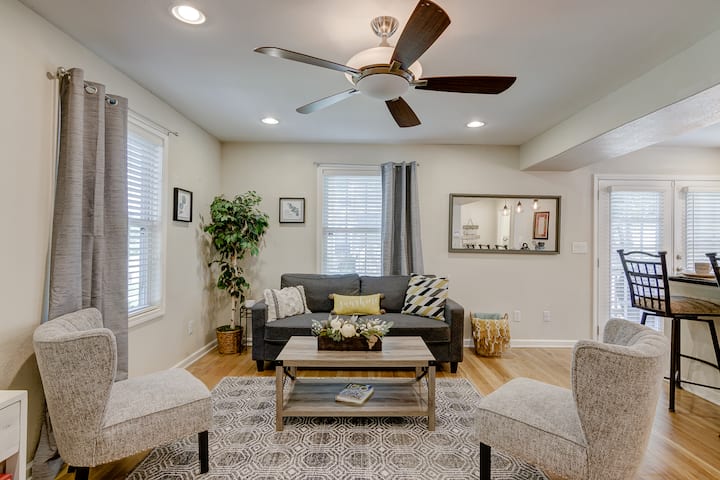 Charming Brookside Townhome - Kansas City