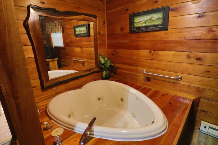 ♥ Alpine Mountain ♥Sweetheart Cabin W/jacuzzi♥ #6 - Helen, GA