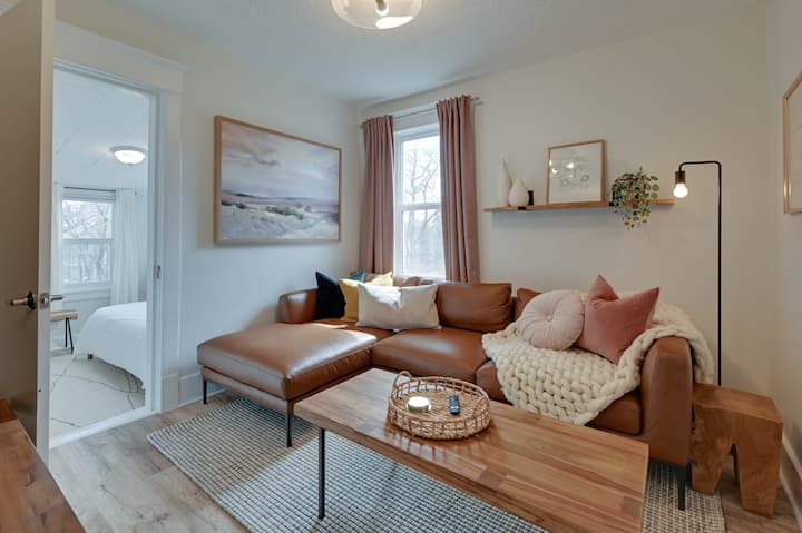 Melrose Place Yxe: Trendy Two-floor Boutique Suite - Saskatoon