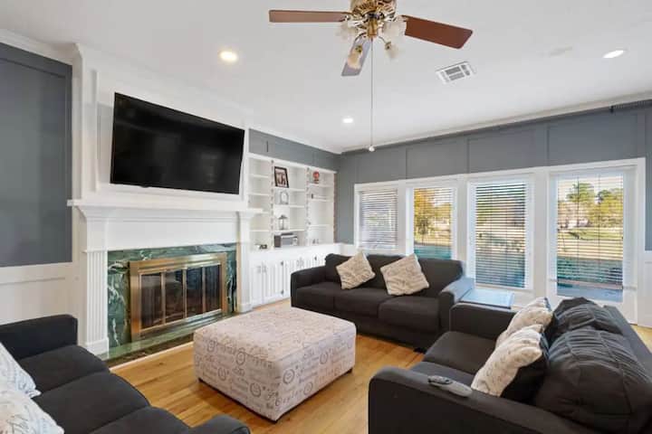 Modern King Suite Near Woodlands - Conroe, TX