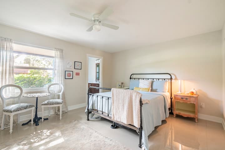 Cheery Master Bedroom Near Shopping And Dining - Boynton Beach, FL