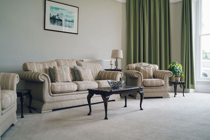 Central Ground Floor Apartment With Stunning Views - Bangor, UK