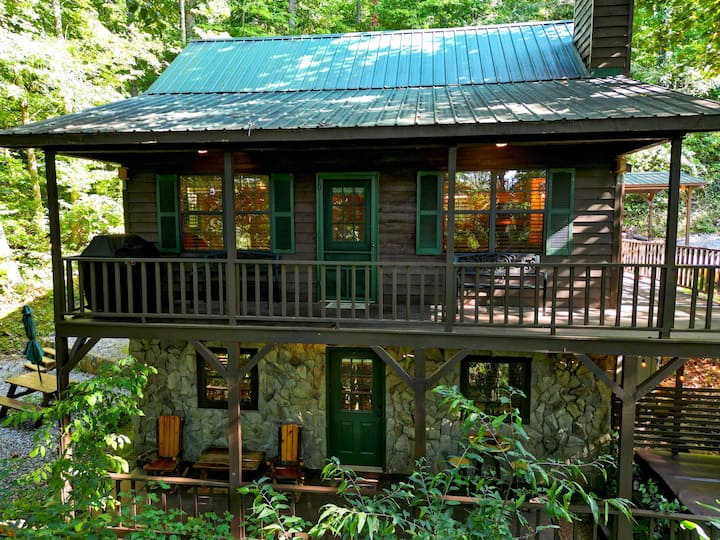 Bear Bottoms With Fireplace & Hot Tub - Hiawassee, GA