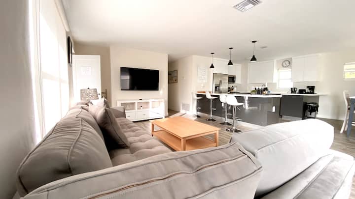2b/2b Two Blocks Away The Beach - Lauderdale-by-the-Sea, FL