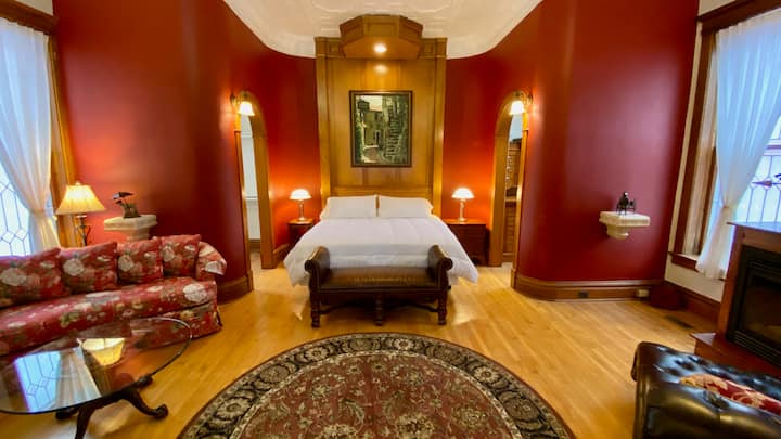 Luxurious Historic Loft - Dubuque, IA