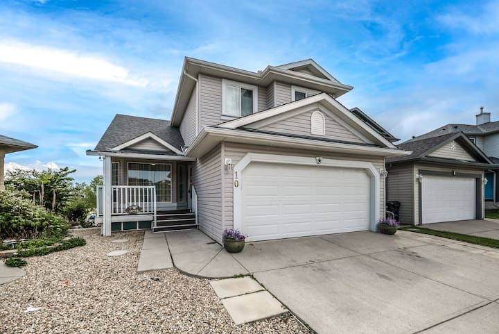 5*cozy & Romantic 5br/2.5ba, Close To Airport, Hw - Calgary