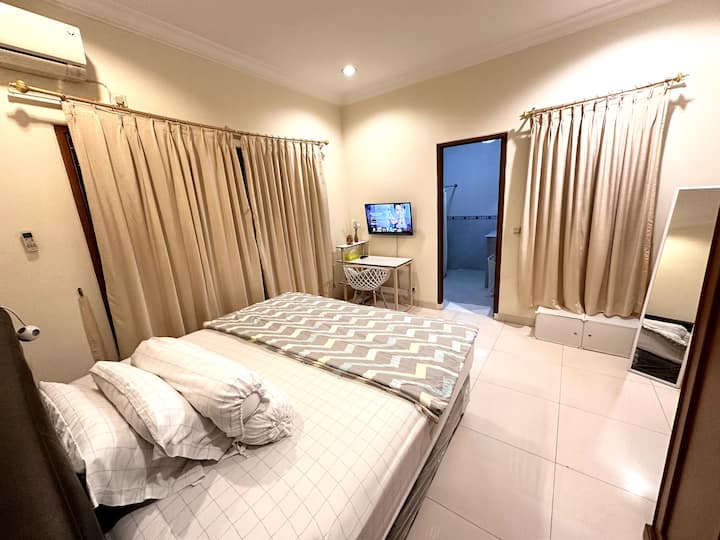 New Kingbed Room In Kemang W Netflix & Fast Wi-fi - Kemang