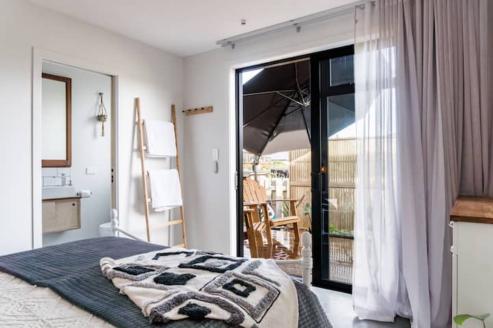 Private Ensuite Studio W/kitchenette & Deck - Raglan
