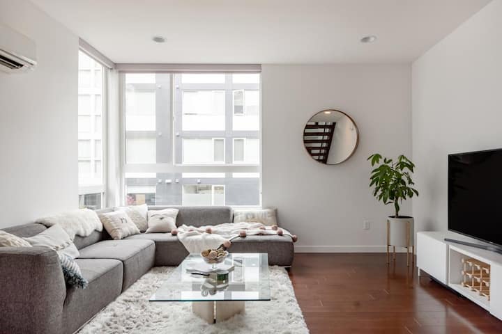 Trendy Seattle 4br Loft – Rooftop Views & Parking - Seattle, WA