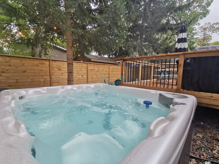 The Lazy Bear Hot Tub 3 Br 2 Ba - Grand Bend
