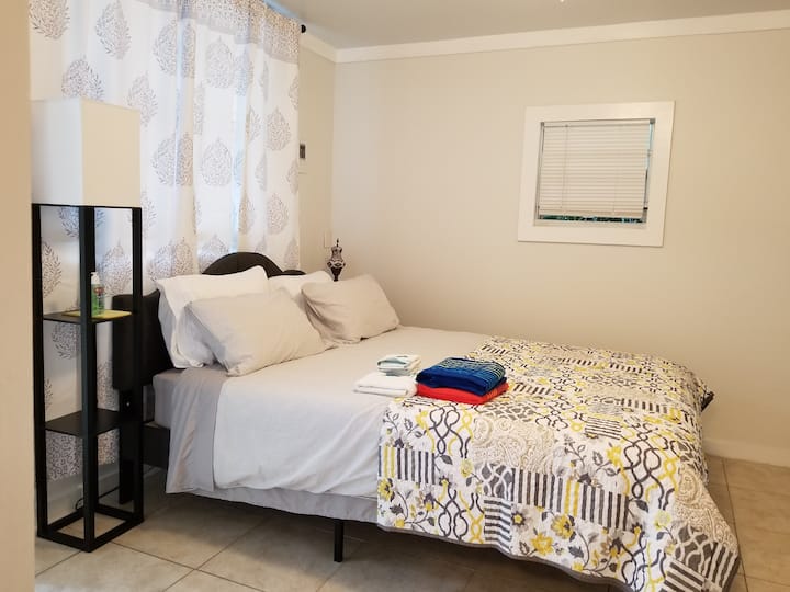 Cozy Spacy Tea House Has Everything Ready For You. - Tampa, FL