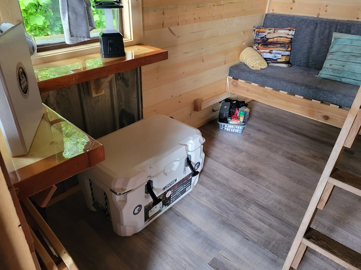 Remote Oceanfront Glamping "The Driftwood" Hut - バンクーバー島