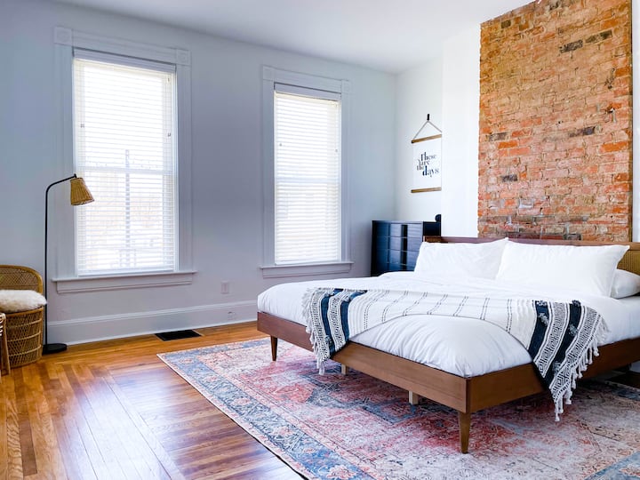 Historic 4br | Kings | Sleeps 12 | Deck + Garage - Cincinnati, OH