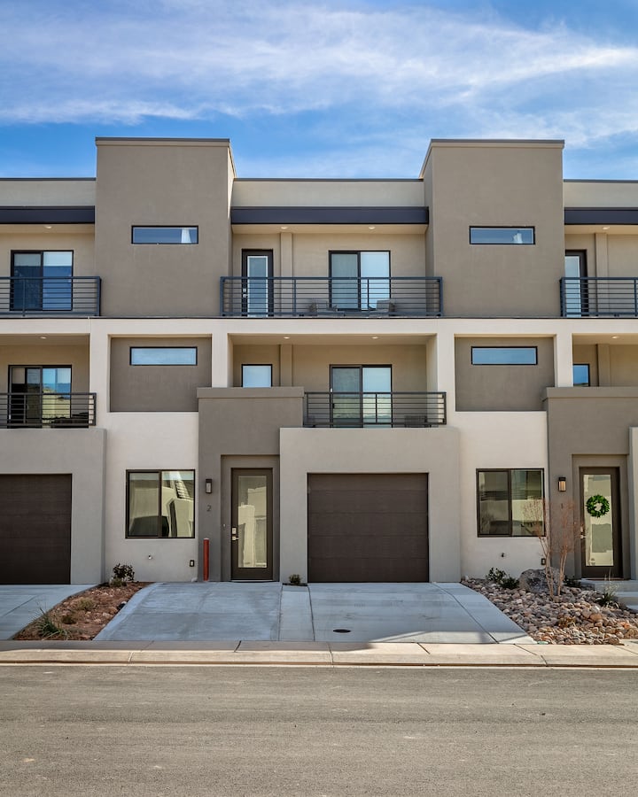 Family Friendly 5 Bd/4.5 Ba Vue Townhome - 聖喬治