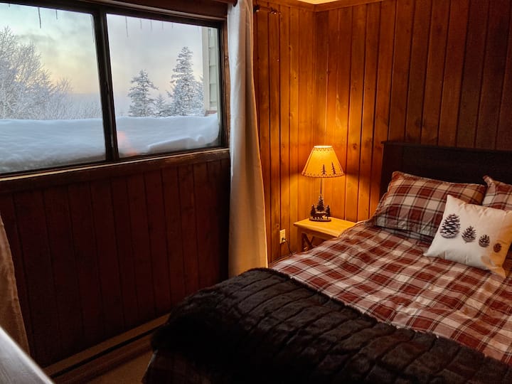 Cozy Mountaintop Condo | Shamrock - Snowshoe, WV