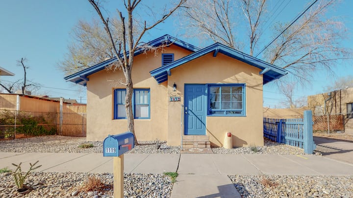 Charming Bungalow Near Old Town - Albuquerque, NM