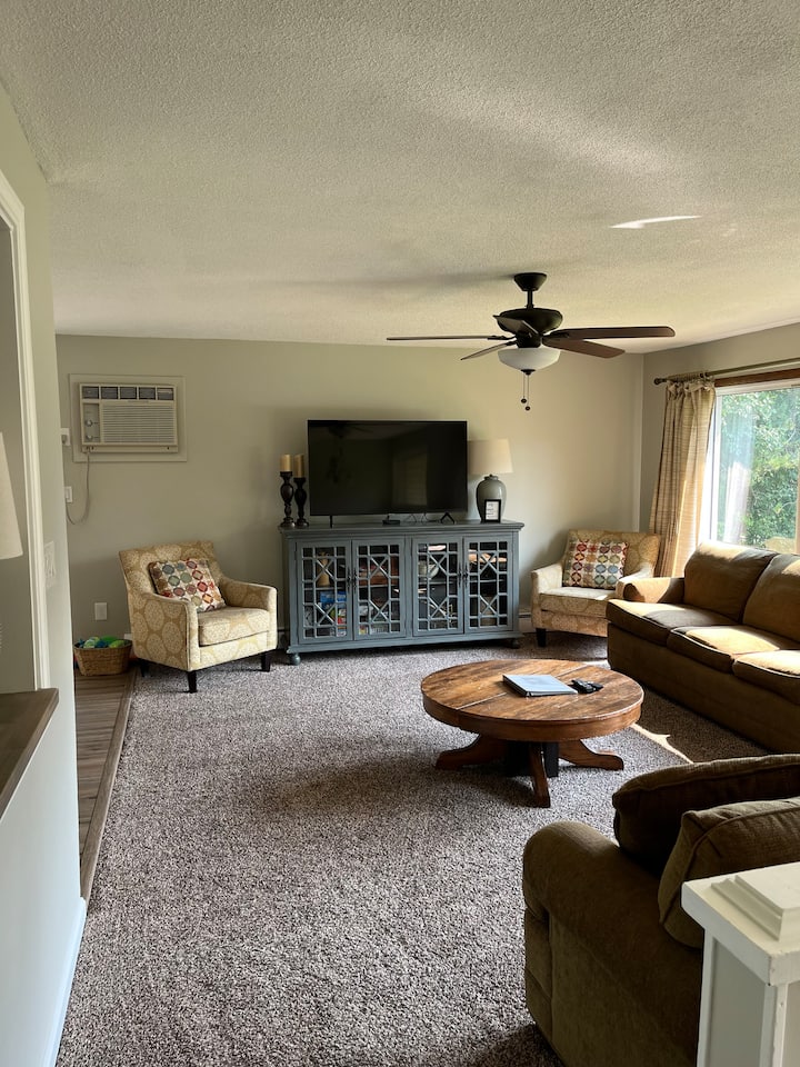 Spacious Home With Stocked Kitchen And Laundry Rm - Rutland, VT