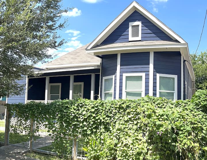 Updated Home, King Bed Suite/ Gated, Free Parking - Houston, TX