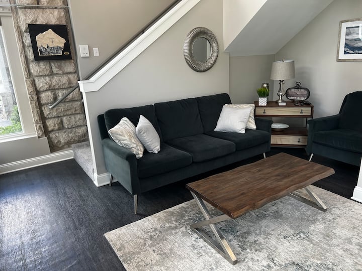 Downtown Luxury Penthouse Suite With Rooftop Deck! - Bloomington, IN