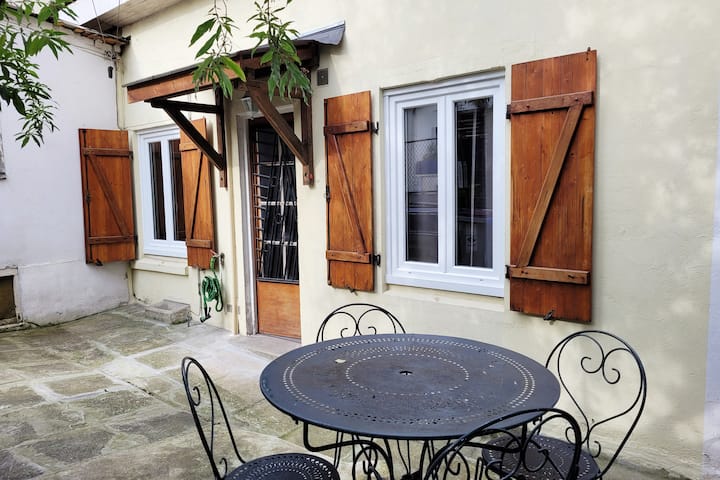 Petite Maison Avec Cour Et Touche Verdoyante - Paris