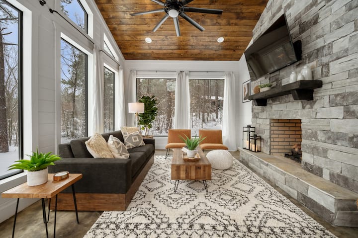 The Pearl | Luxury Cabin, Hot Tub, Sleeps Up To 4 - Broken Bow, OK