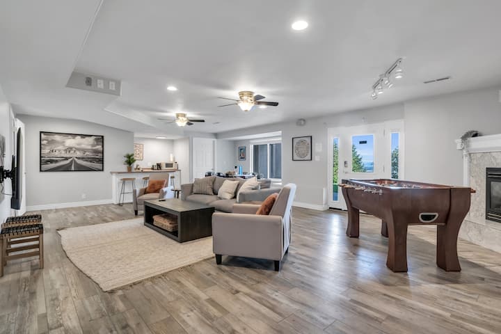 Spacious Walkout Basement W/ 65"tv, King, Hot Tub! - Utah