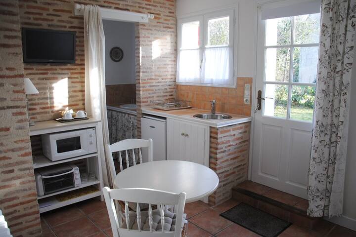 Studio Avec Cuisinette, Espace Privatif Exterieur - Montmorillon