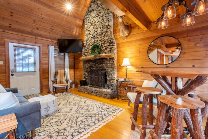 Cozy Cabin Just 10min To Smokies! Hot Tub + Pool - Townsend, TN
